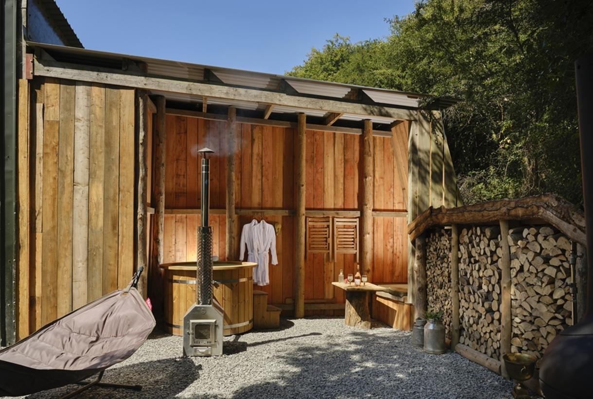 beehive treehouse devon