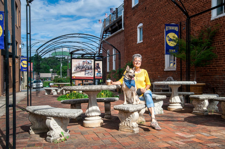 7 Spots to Picnic with the Perfect Backdrop