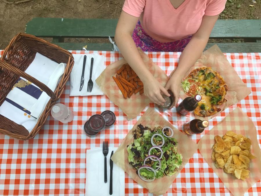 7 Spots to Picnic with the Perfect Backdrop