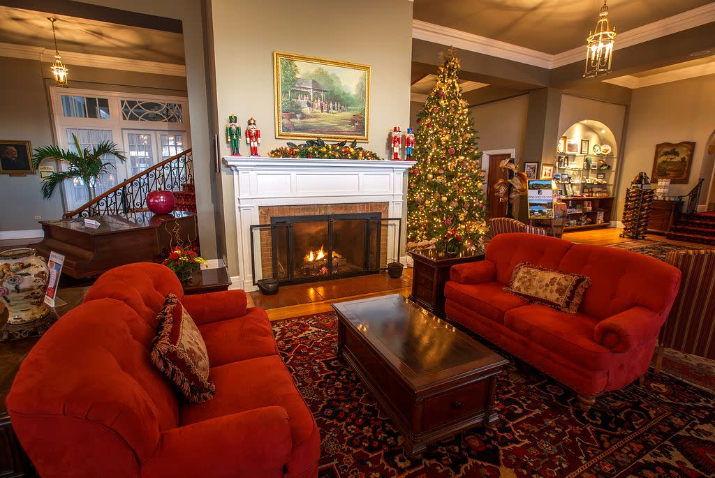 Festive Virginia Hotels to Visit During the Holiday Season