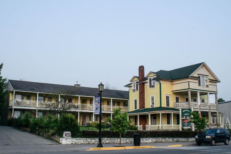 Colonial House Inn Bed & Breakfast