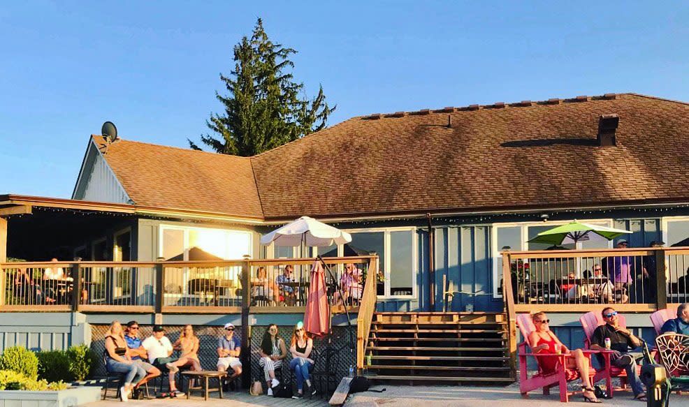 Dining on the Thames at Dorchester Golf & Country Club