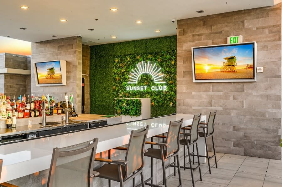 SUNSET CLUB ROOFTOP BAR & LOUNGE