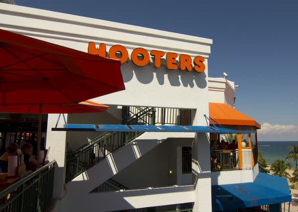HOOTERS BEACH PLACE
