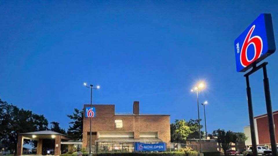 Motel 6 - Airport