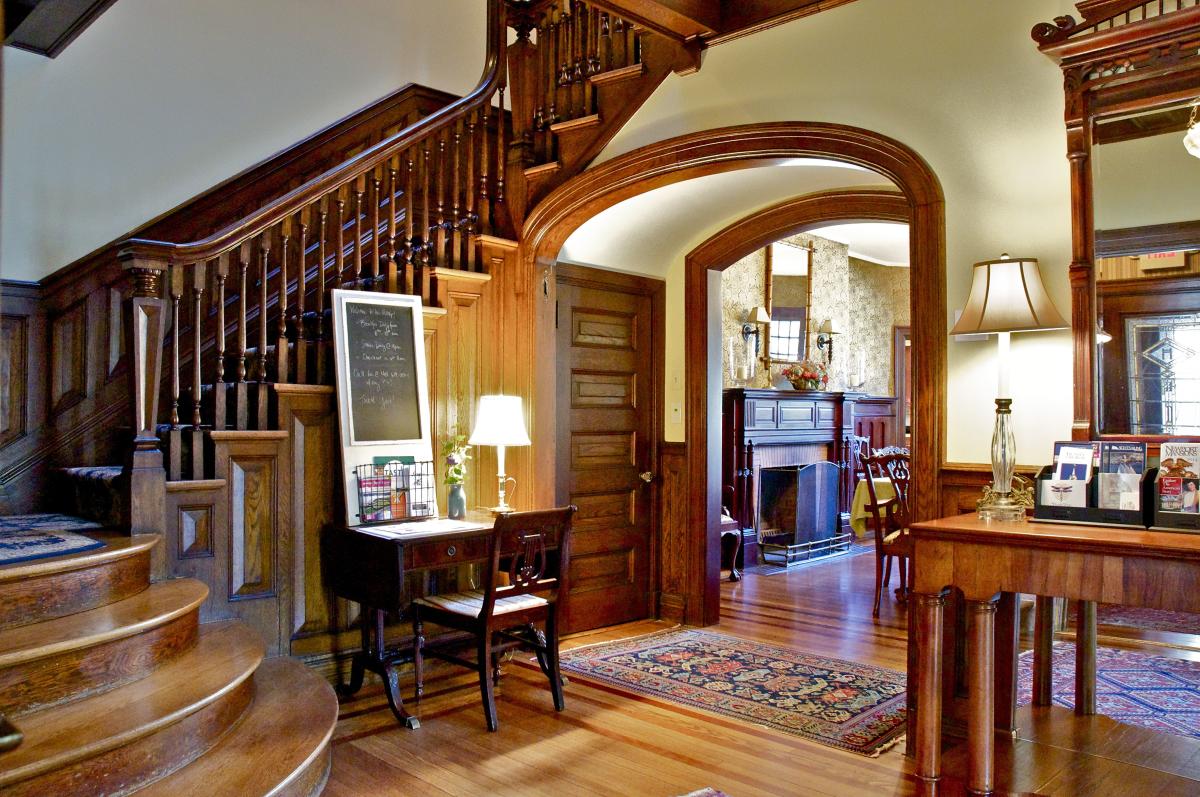 Hilltop Inn | Newport, RI 02840