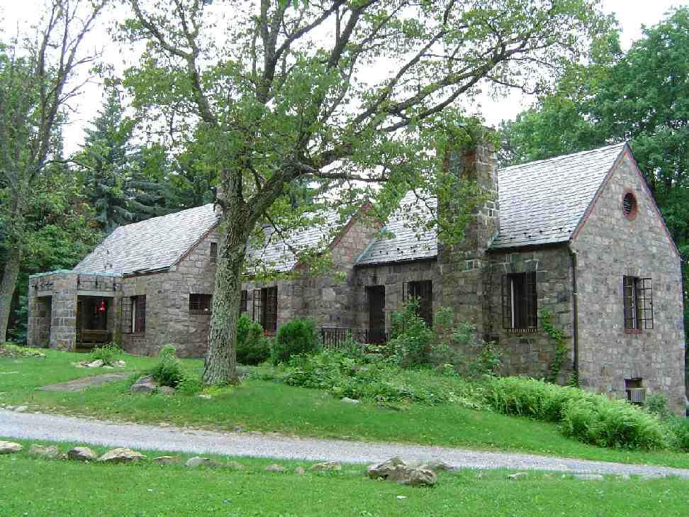 Bears Den Lodge and Hostel