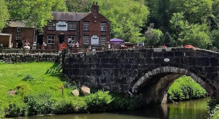 black lion cheddleton