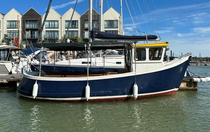 Brightlingsea to Rowhedge Pub Lunch River Cruise
