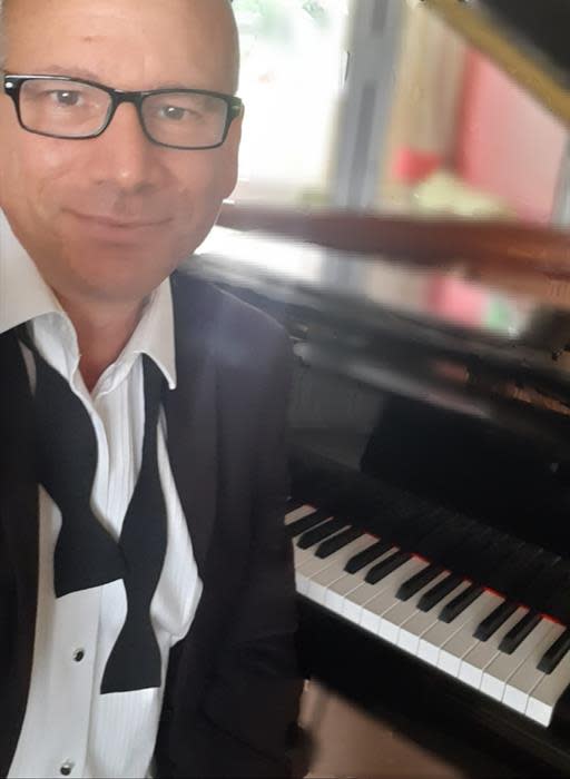 Sunday Lunch Serenade - Mark Busell - Visit the New Forest