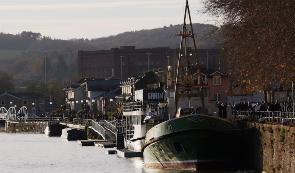 Mardyke Ferry Landing (Grain Barge)