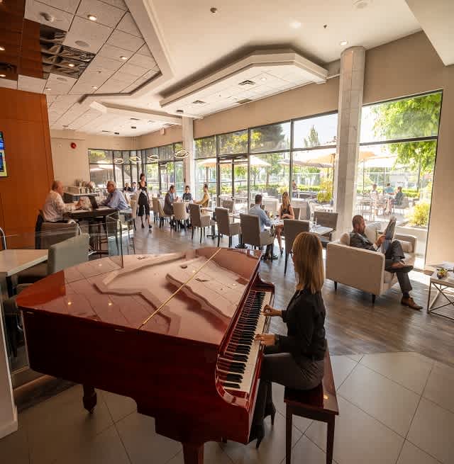 Acqua Restaurant & Bar