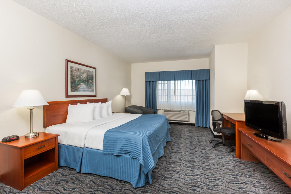 Baymont Inn & Suites by Wyndham Des Moines Airport | Des Moines, IA 50321