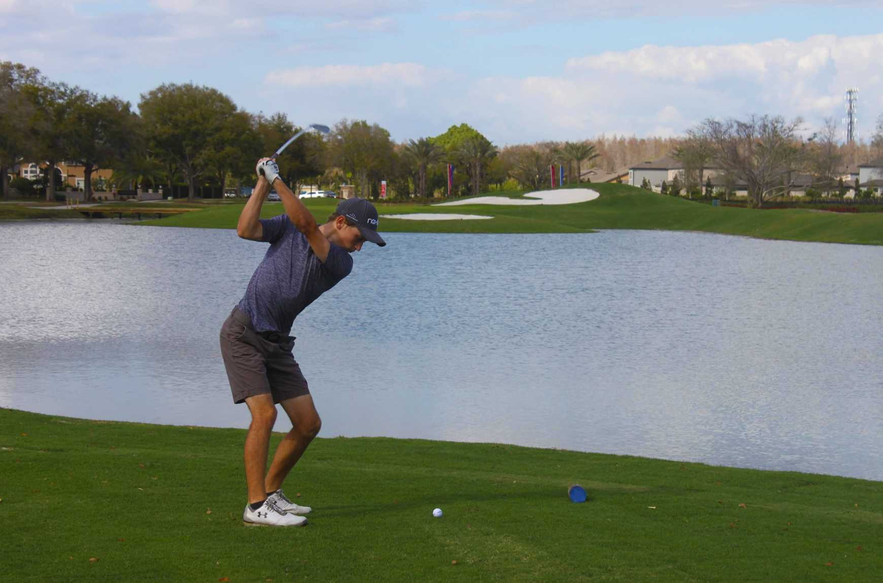 guy golfing in downtown tampa