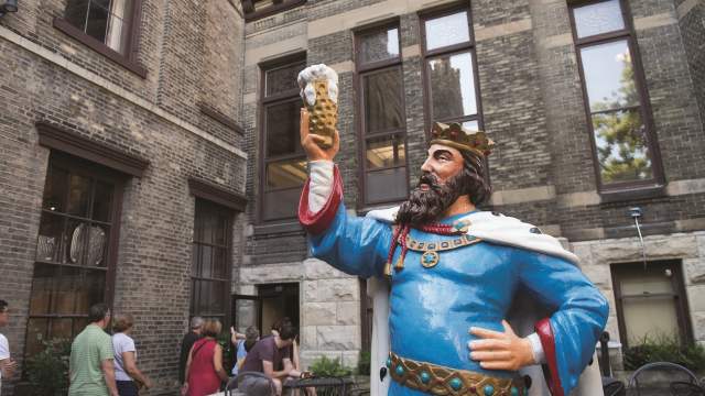 Spend the Day Chasing Milwaukee's Legendary Characters | Statues ...