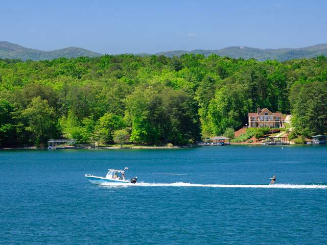 Your Guide to Spending the Day on Lake Keowee