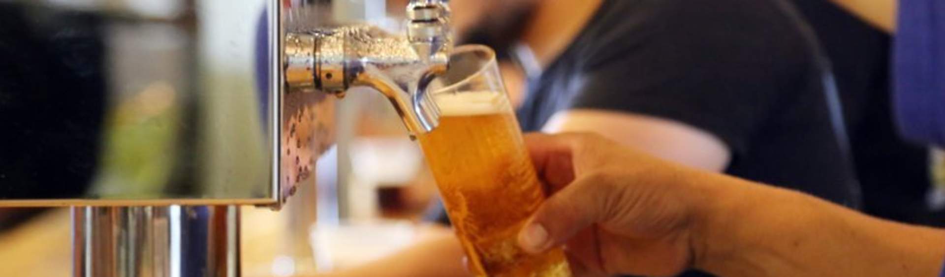 draft beer pouring slow