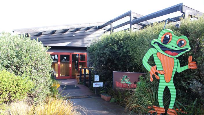 whistling frog cafe
