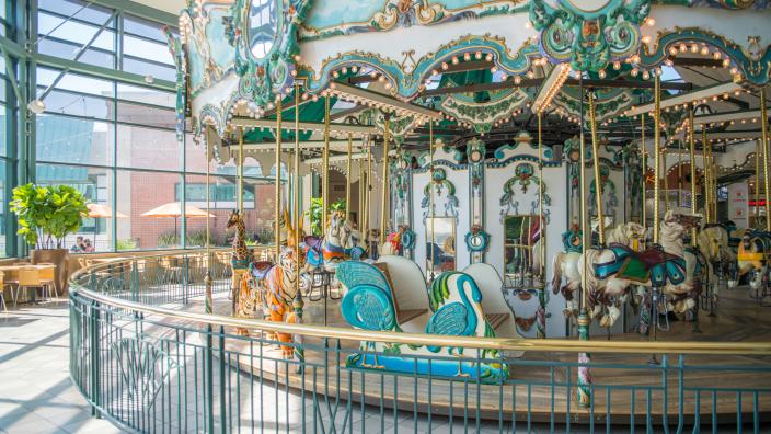 carousel mall hours