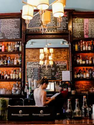 Cozy Bars in New Orleans | Intimate Lounges & Warm Local Hideaways