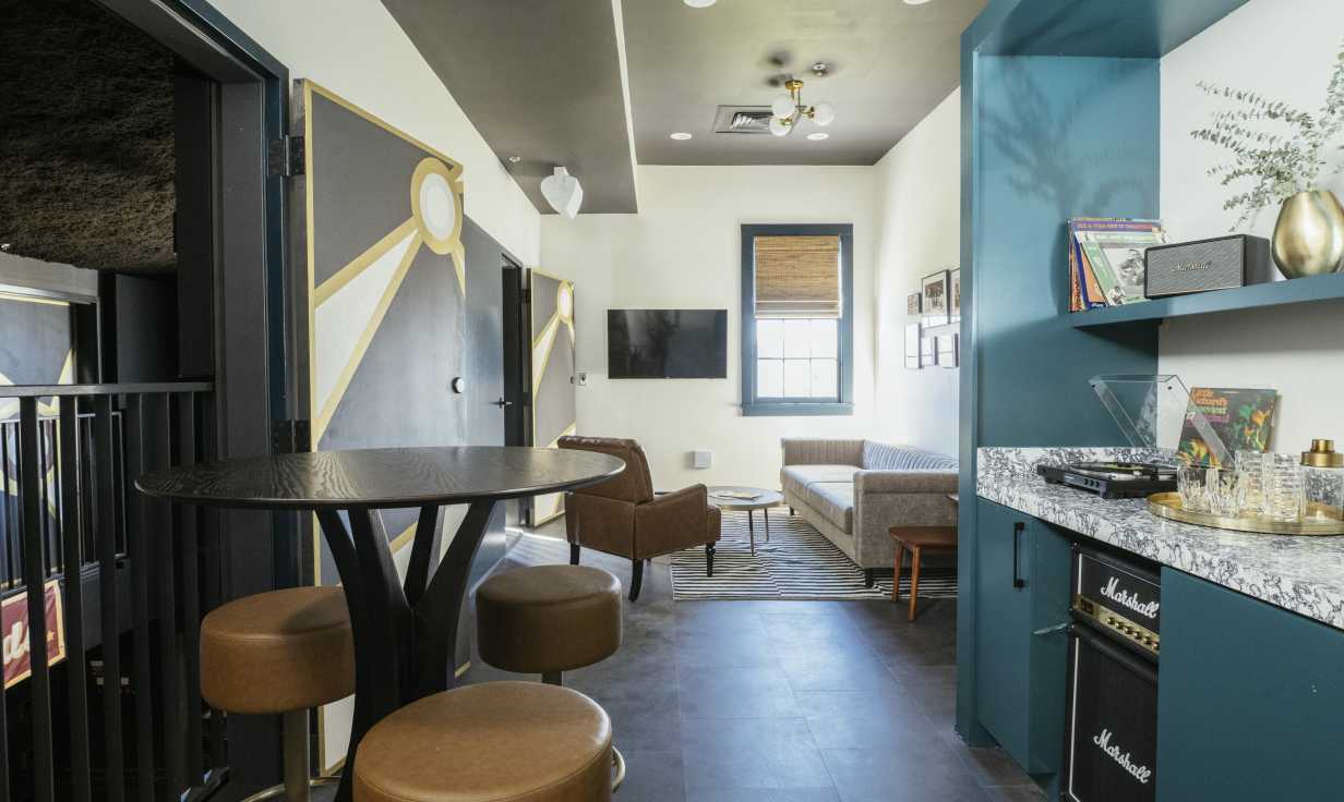 Dew Drop Inn Hotel & Lounge