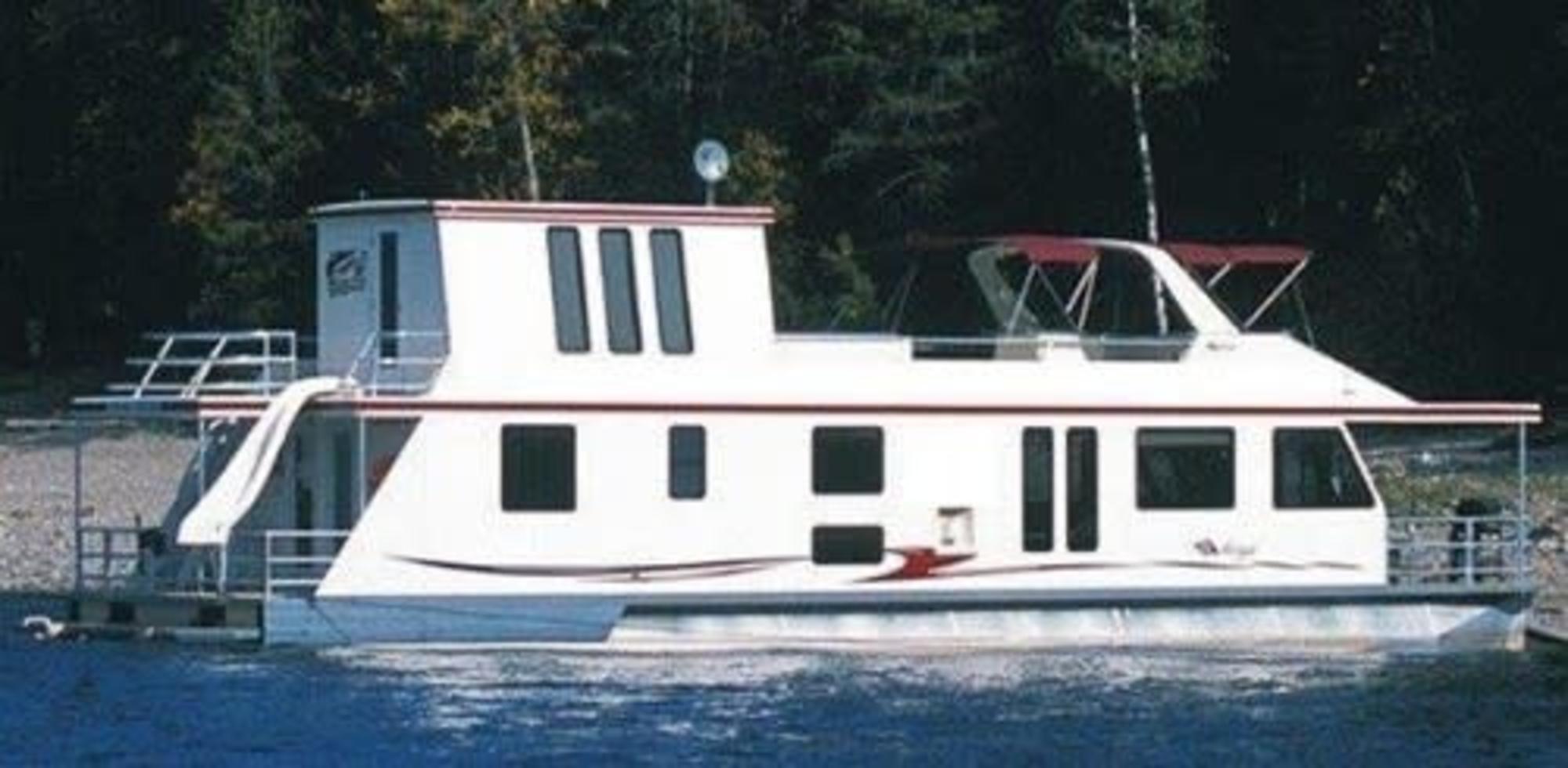 Sunshine Houseboat Vacations & Marina | Travel British Columbia