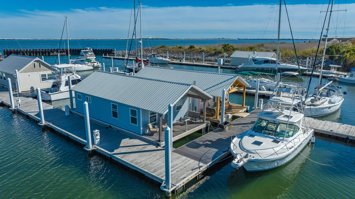 The Houseboats of Seville Harbour in Pensacola | VISIT FLORIDA