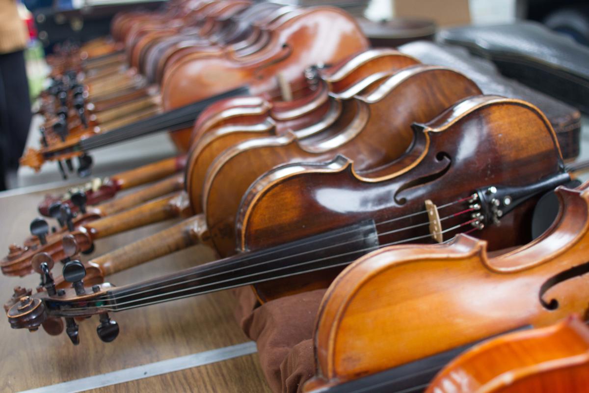 Athens Rolls Out the Red Carpet for a Toe-Tapping, String-Plucking ...