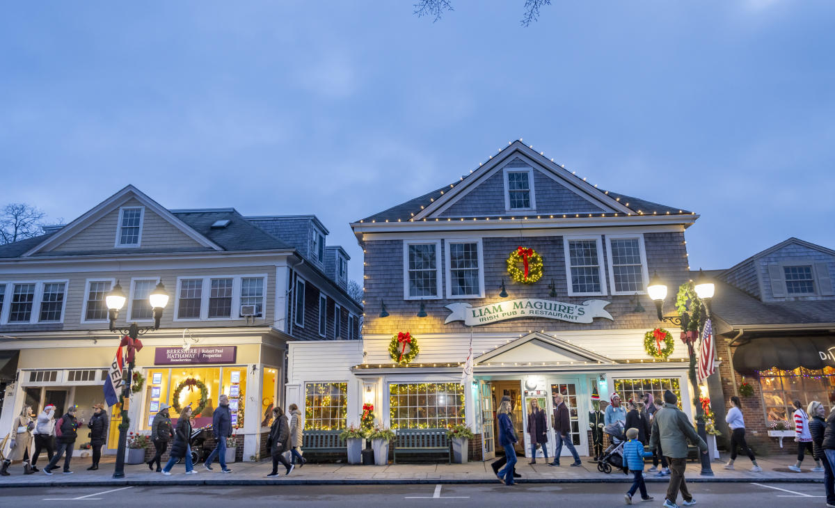 Twinkling Lights and Festive Nights: Holiday Strolls across Cape Cod