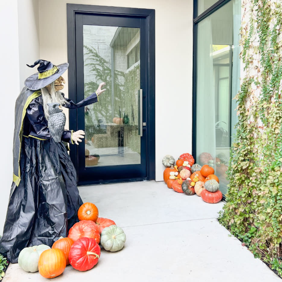pumpkin doorstep display