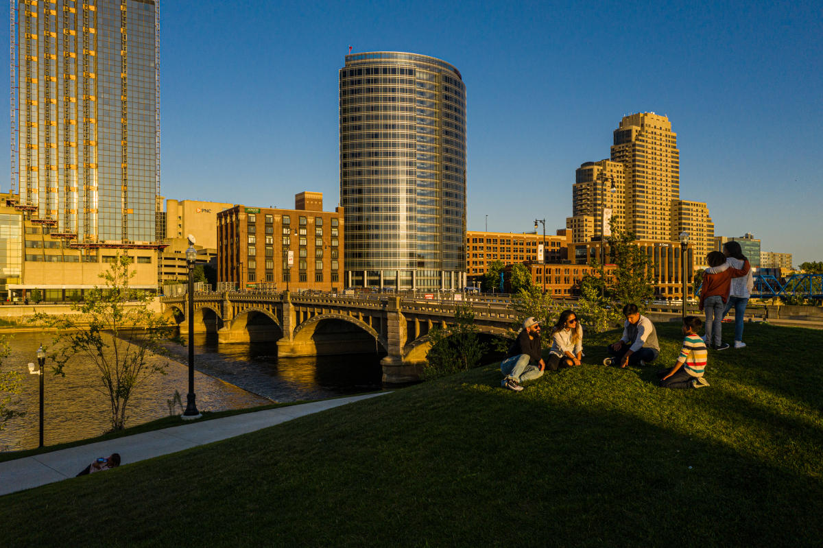 Kid Friendly Fall Events In Grand Rapids Apple Picking Art kid-friendly-fall-events-in-grand-rapids-apple-picking-art