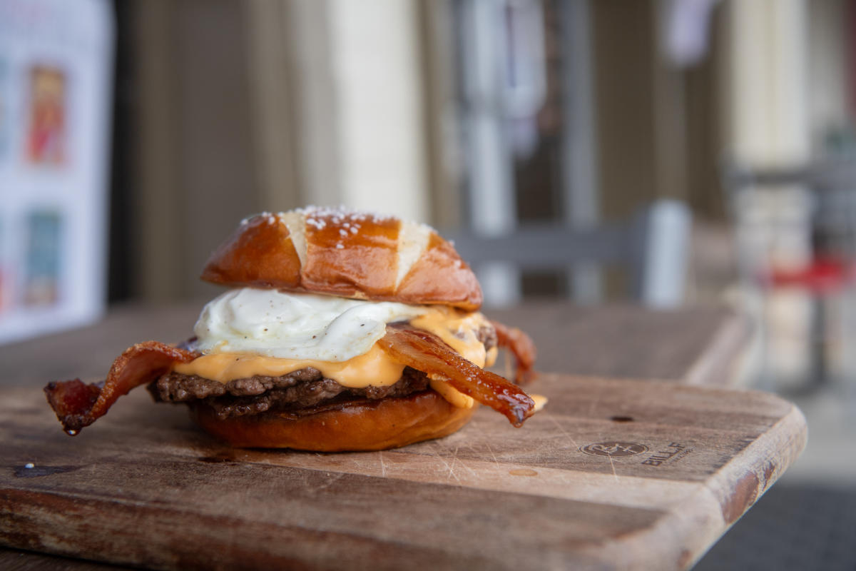 Explore Gwinnett | B&W Burgers, Buns & Brews