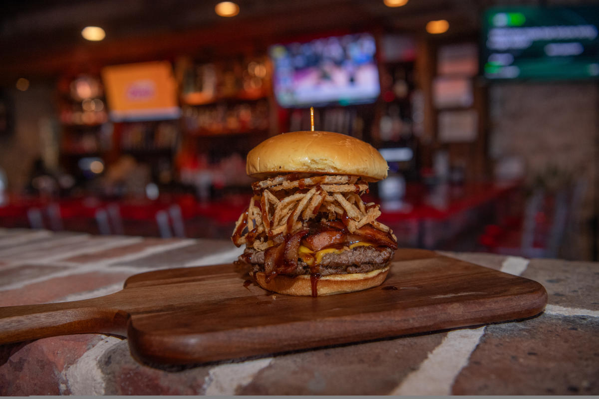 Explore Gwinnett | B&W Burgers, Buns & Brews