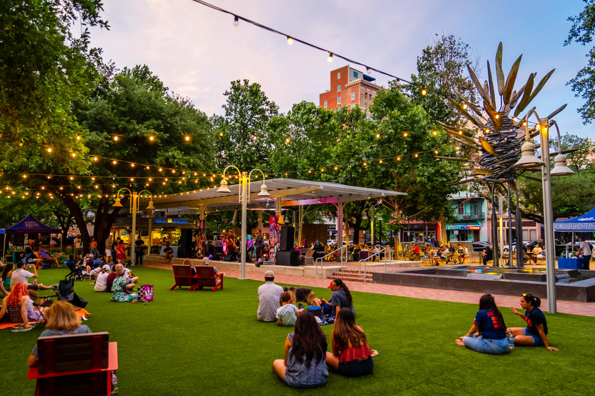 Houston, TX Summer Bucket List | Local Zoos, Tours & Theatres