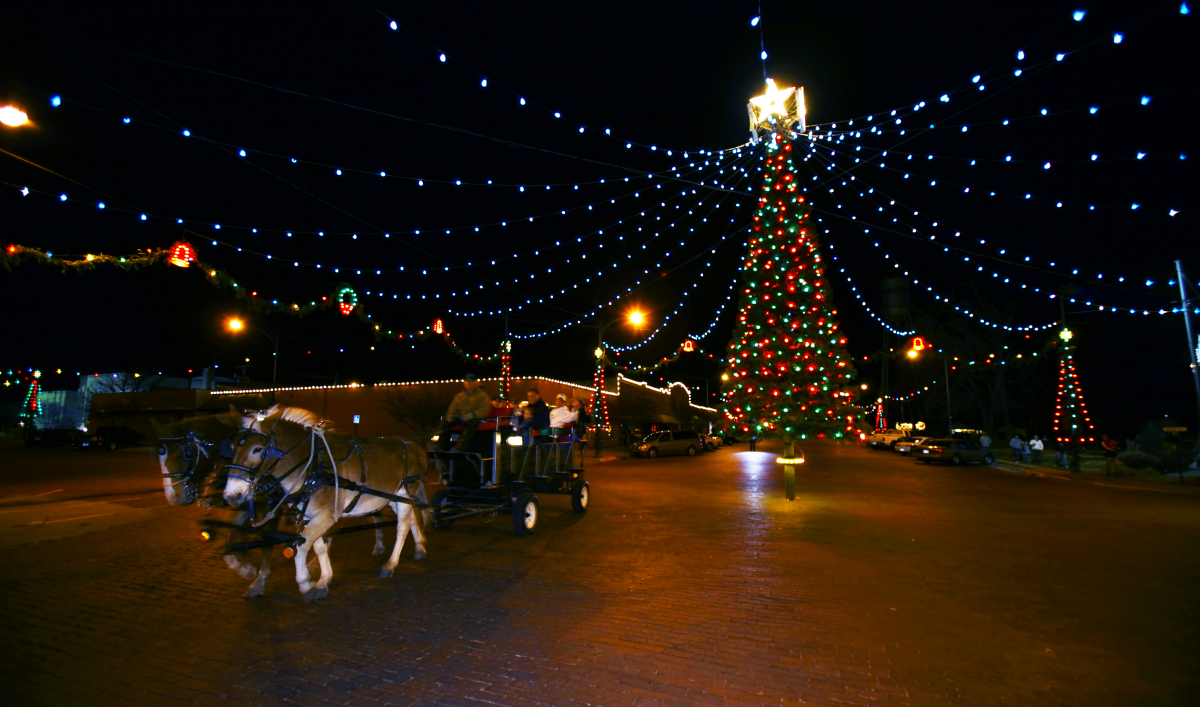 Holiday Horse-drawn Carriage Rides in Kansas - KANSAS! Magazine
