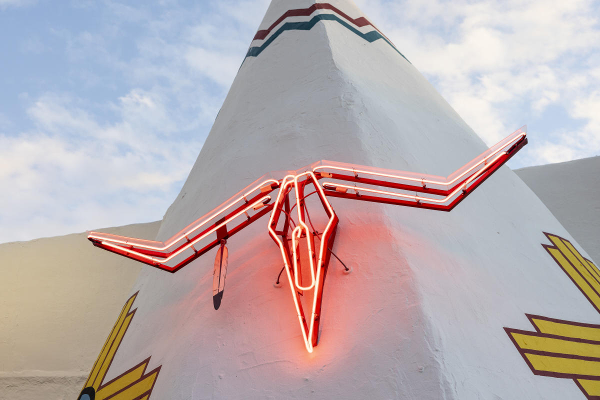 Tucumcari Route 66 Neon Signs | Motels, Murals & Attractions