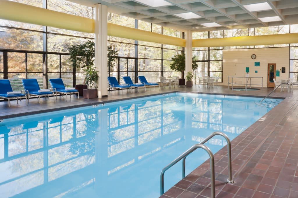 Hotels in Overland Park | with pools