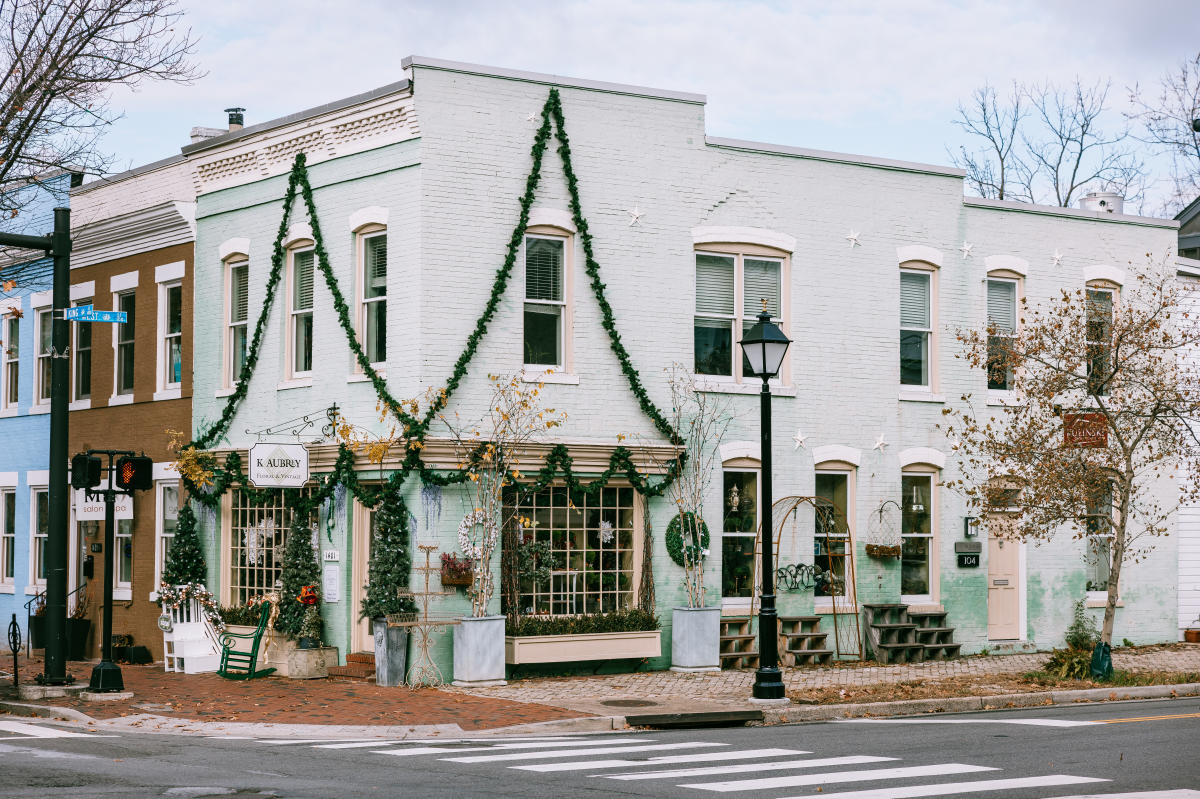 15 Memorable Holiday Vacations to Virginia's Most Festive Towns