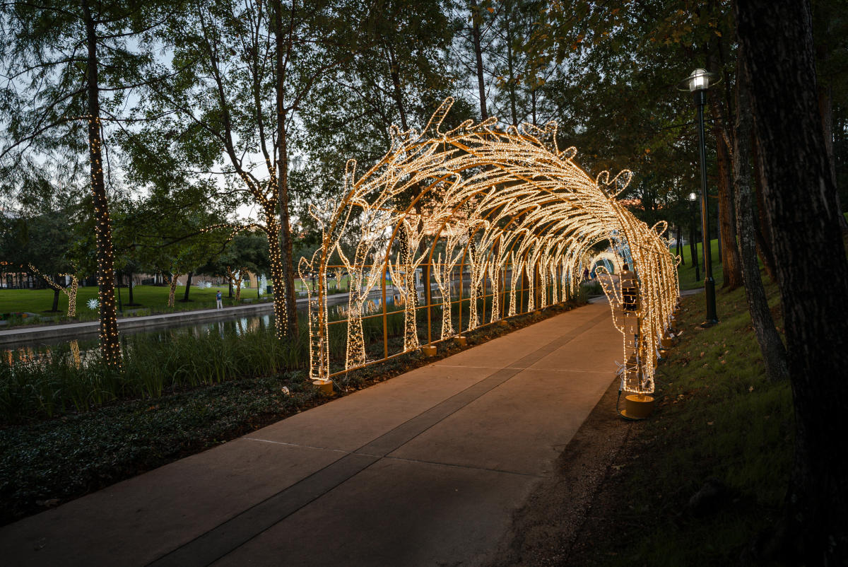 Holiday on The Waterway in The Woodlands, Texas | Holiday Light Display