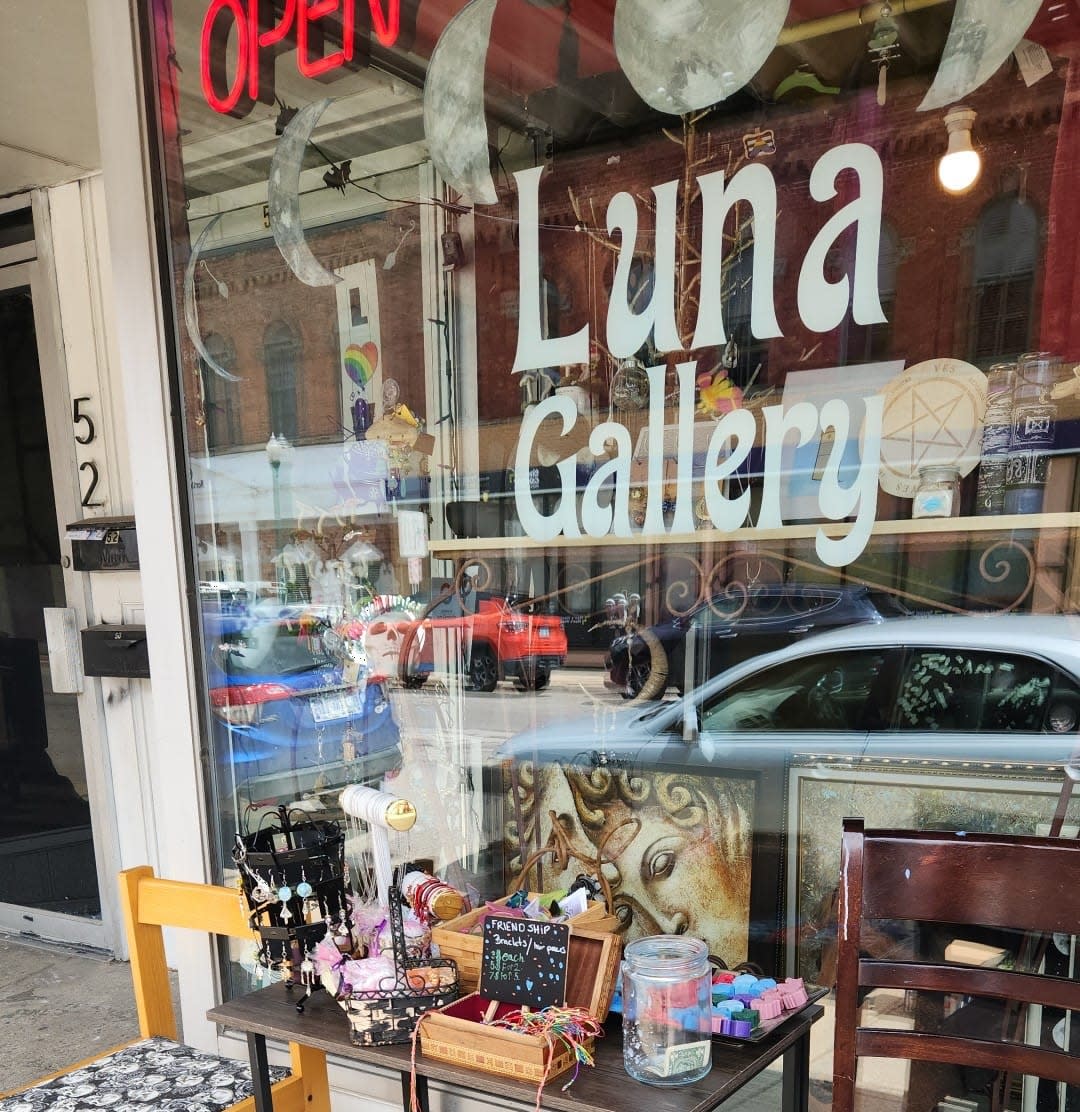 Luna Gallery