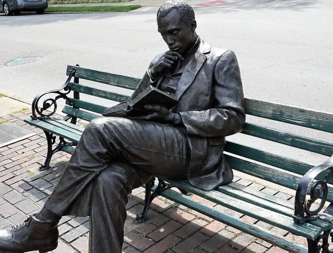 Riverwalk Statue Tour
