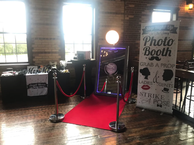 Angell Mirror Photo Booth | Eau Claire, WI 54703