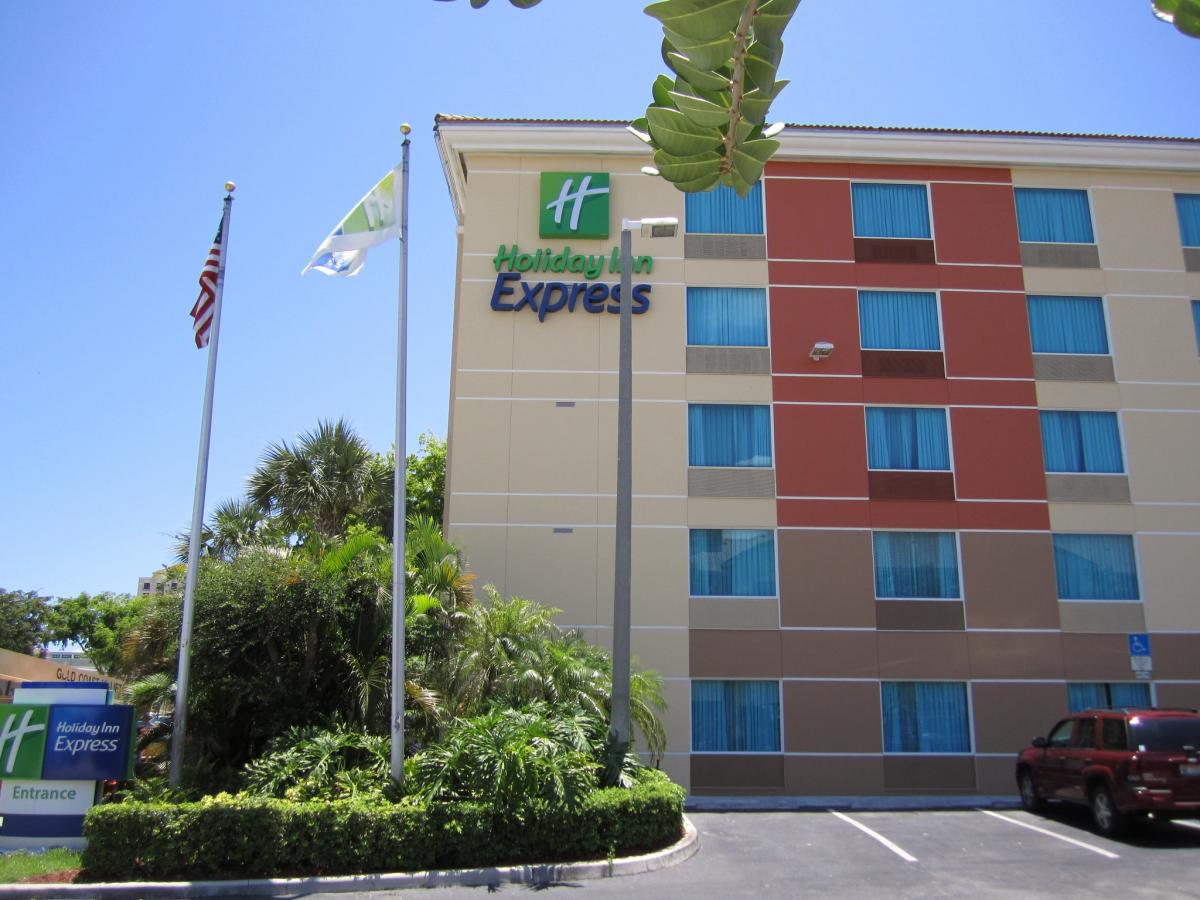 HOLIDAY INN EXPRESS - CRUISE/AIRPORT