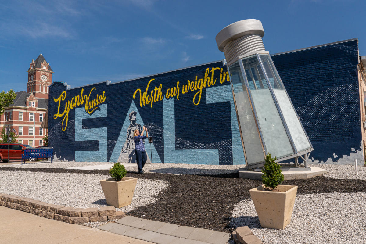 World's Largest Salt Shaker - Lyons KS, 67554