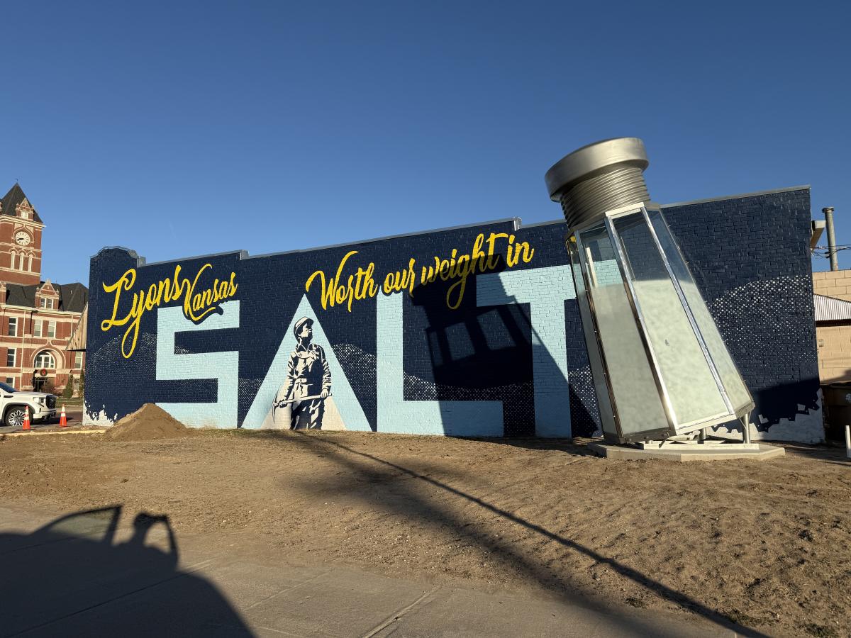 World's Largest Salt Shaker - Lyons KS, 67554