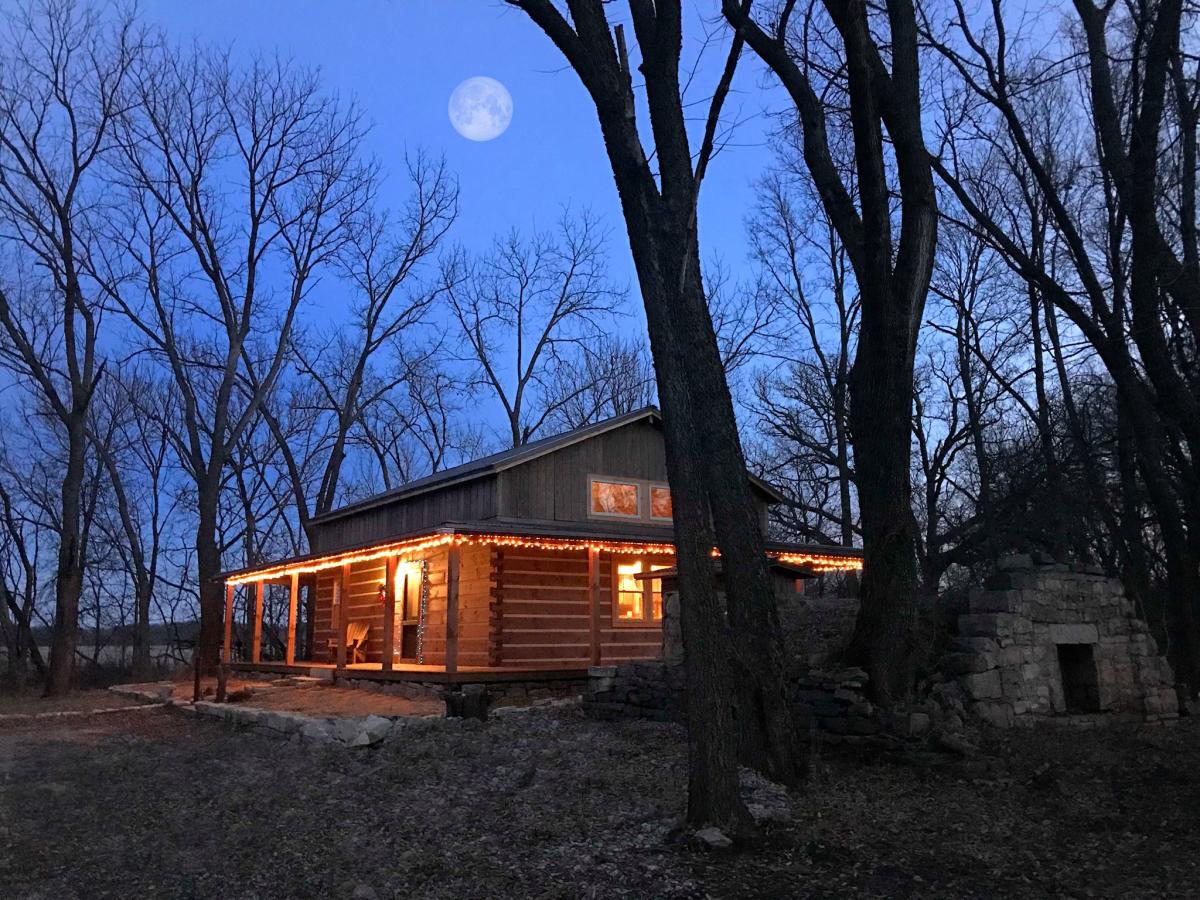 Paw Print Cabin - Elmdale KS, 66850
