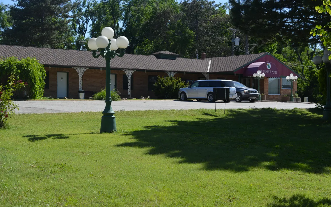 The Evergreen Inn - Pratt KS, 67124