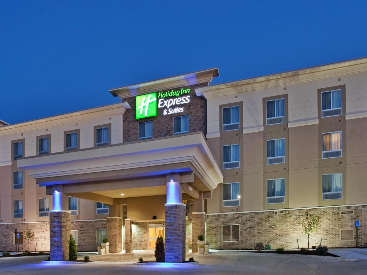 Holiday Inn Express & Suites North - Topeka KS, 66608