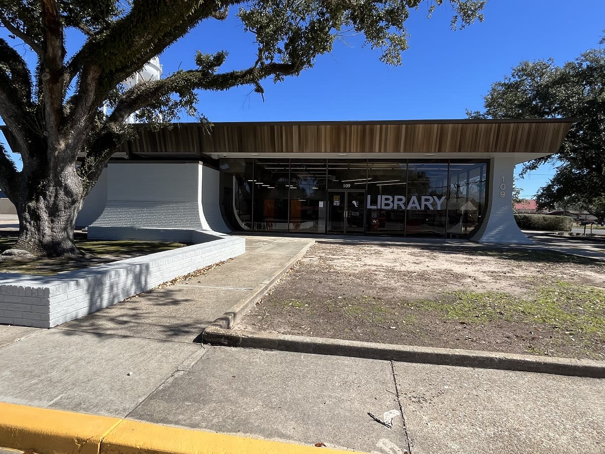 Iowa Library | Iowa, LA