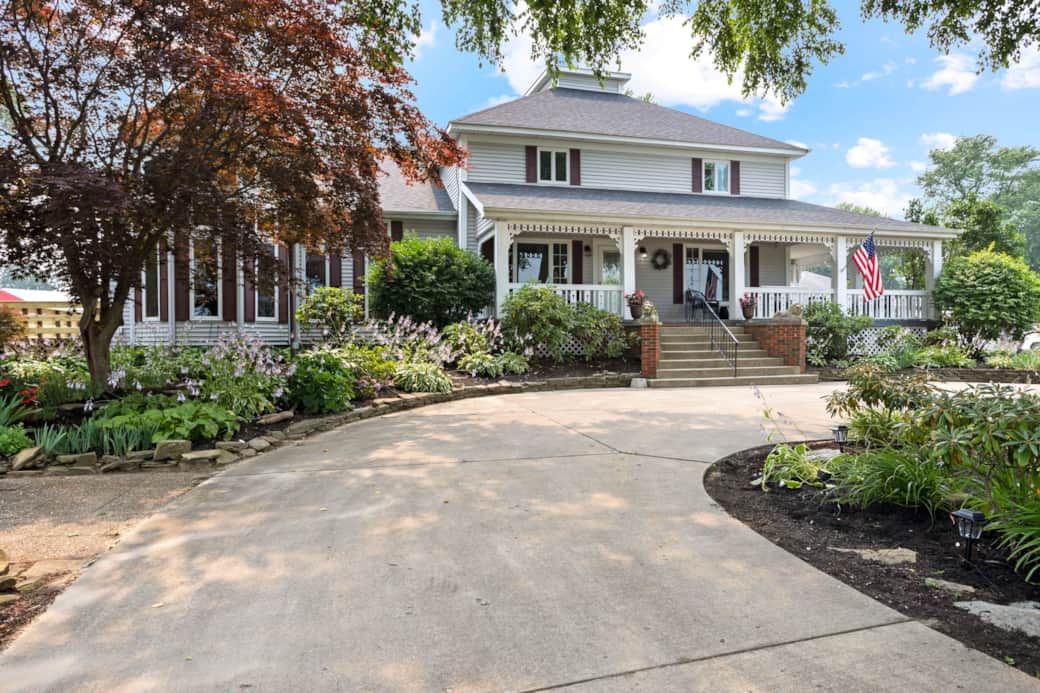 Pool, Pickleball and Sleeps over 30 People | Shores & Islands Ohio